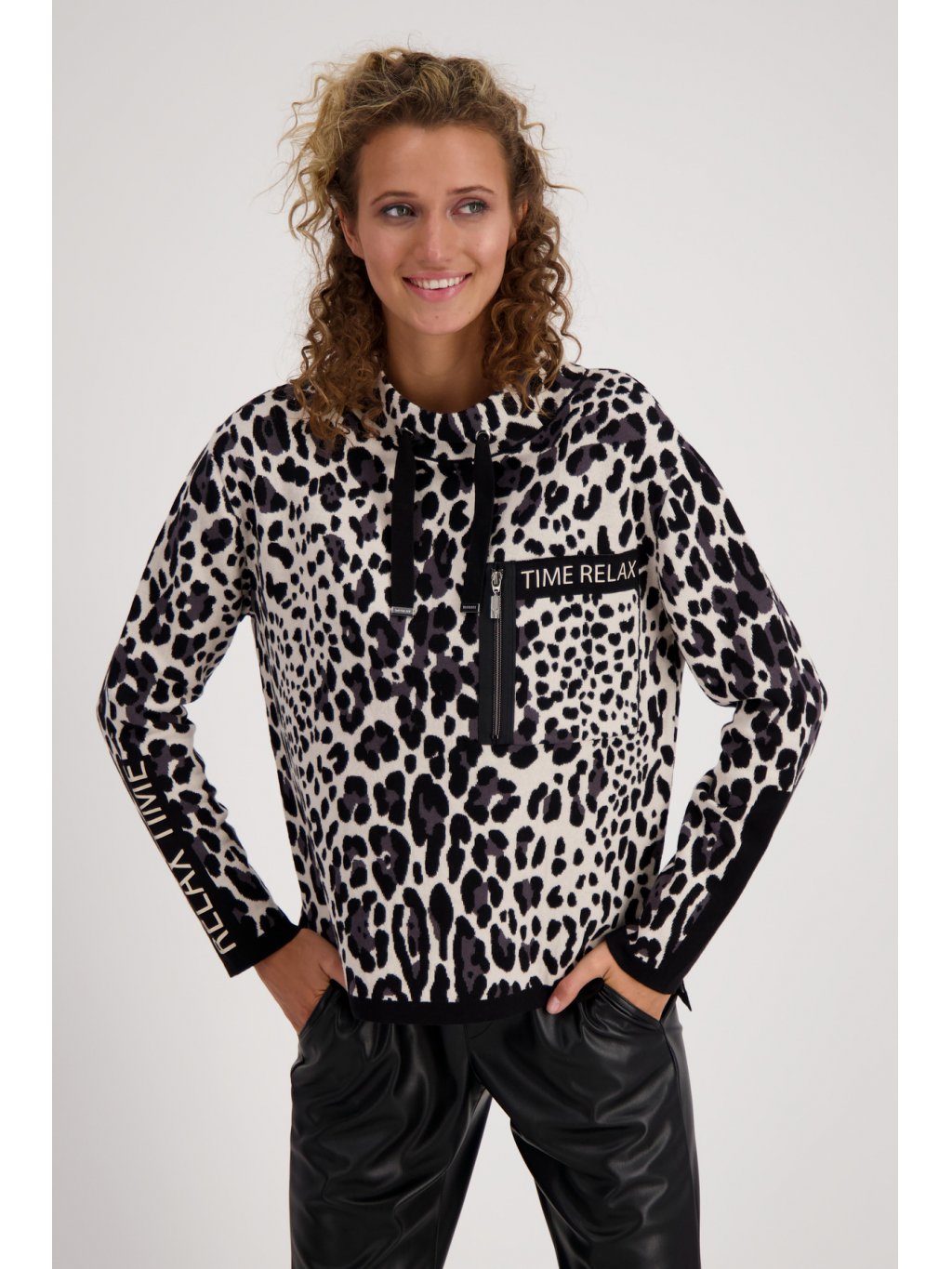 Svetr Monari 6326 černý vzor leoparda s detaily - LA GABRIELLA