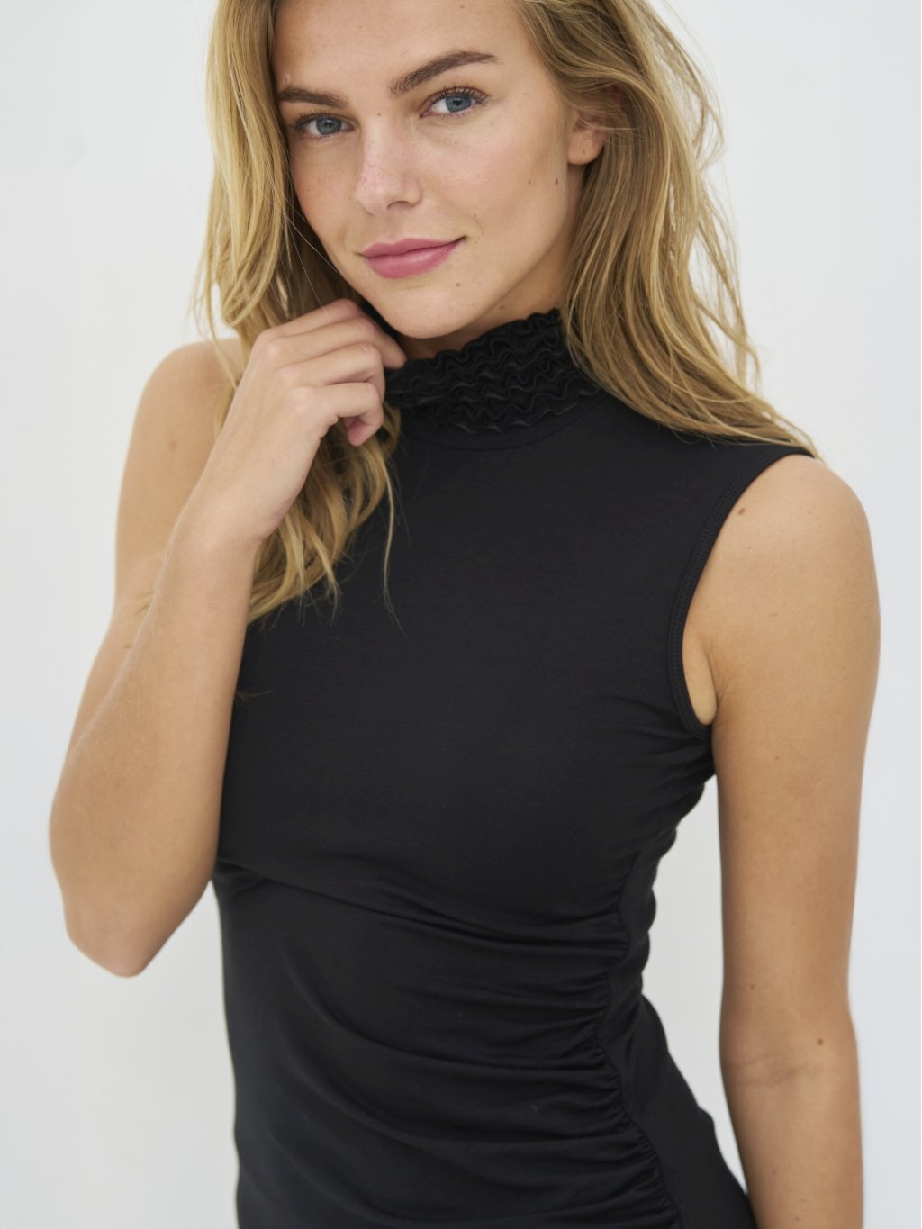 Top Nu Denmark 8761-46 černý bez rukávů s efektním rolákem - LA GABRIELLA